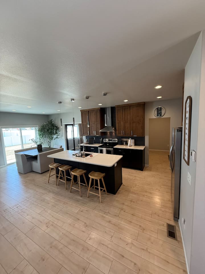Luxury Fargo Home | 4br •Sleeps 9• Prime Location - Fargo, ND
