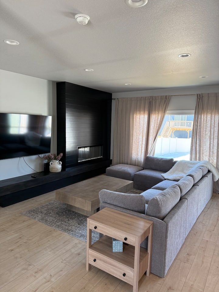 Luxury Fargo Home | 4br •Sleeps 9• Prime Location - Fargo, ND