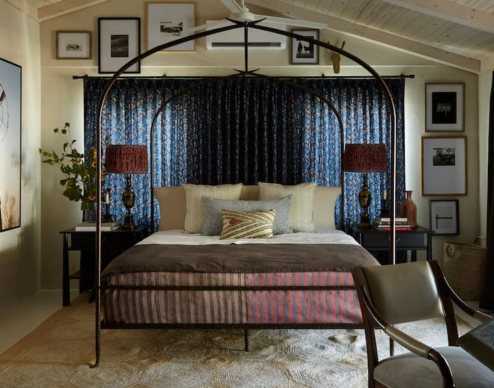 Private Guesthouse + Vintage Airstream - Decatur, TX