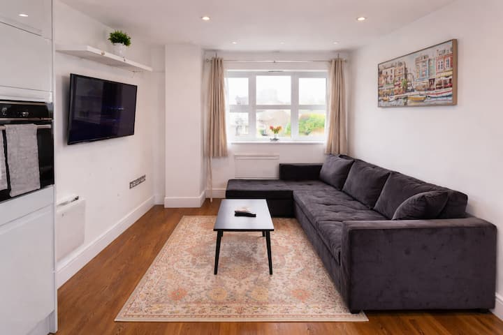 Modern Luxe Apartment | Free Secure Parking - Dagenham