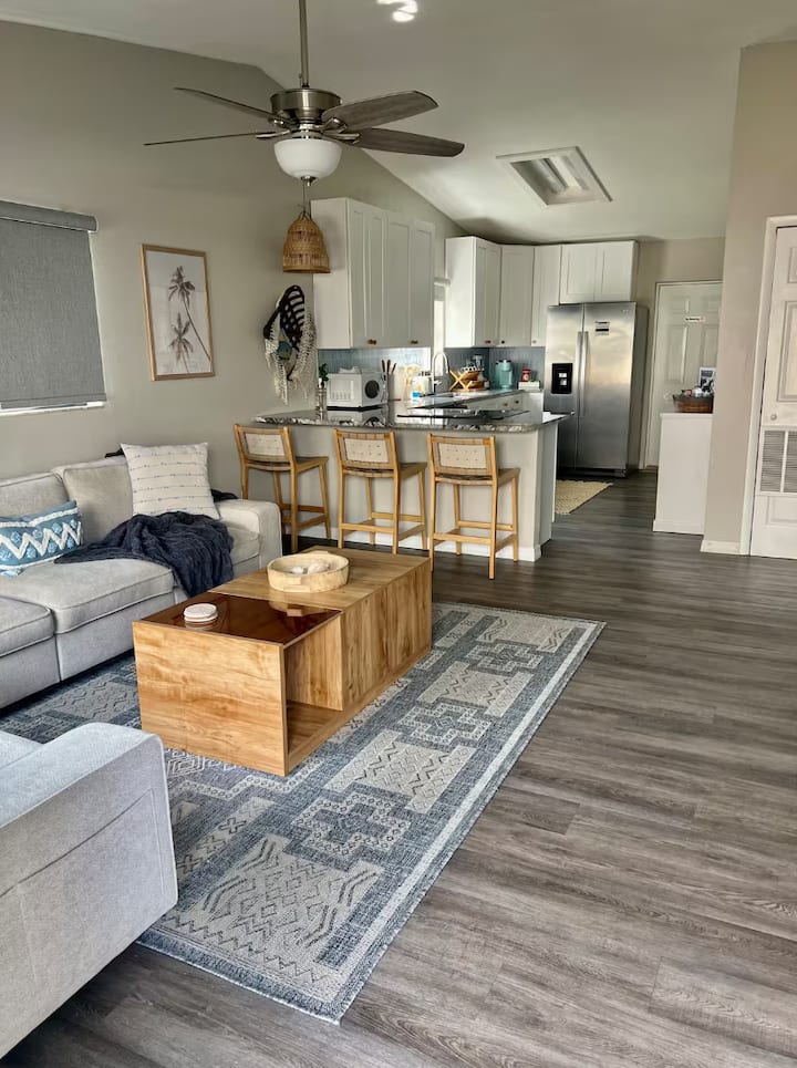 The Palm Retreat • Walk To Downtown & Breweries - Palm Harbor