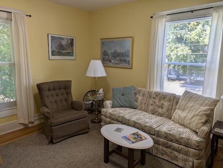 The Oakland Hideaway - A Private Apartment - Topeka, KS