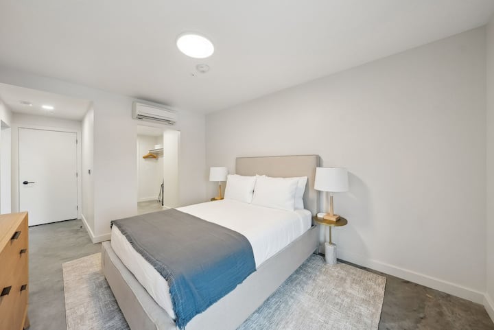 One Bedroom Accessible, Roll-in Shower - Salt Lake City, UT