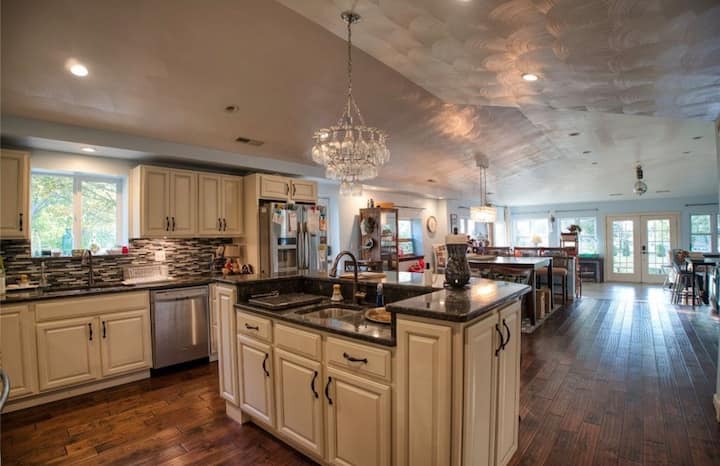 Beach House 20 Mile Creek - Ski, Golf, Fish & Wine - North East, PA