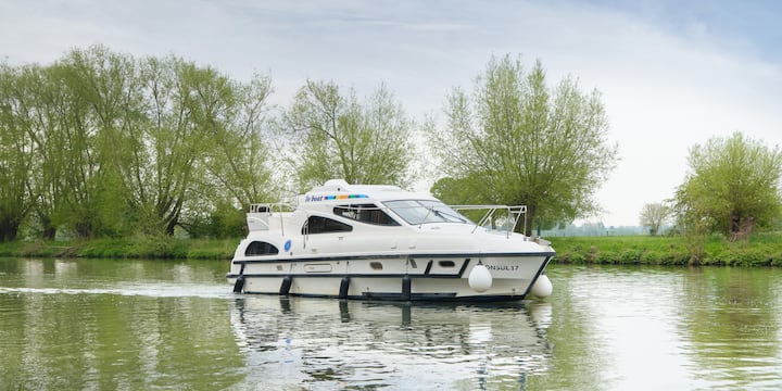 Stylish 2 Bedroom Highlands Houseboat Retreat - Fort Augustus