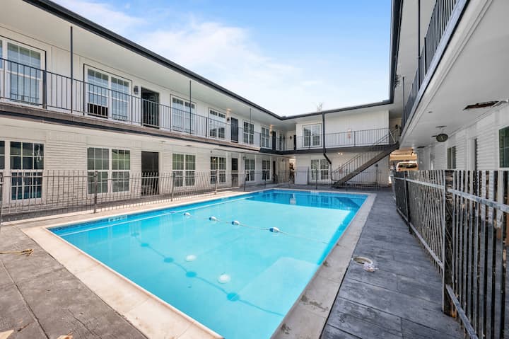 Poolside|kiing Bed-1br Apartment W/ Free Parking - Northside - Houston