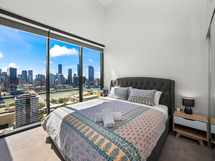 Top Floor Riverview Apt. With King Bed & Parking - Brisbane