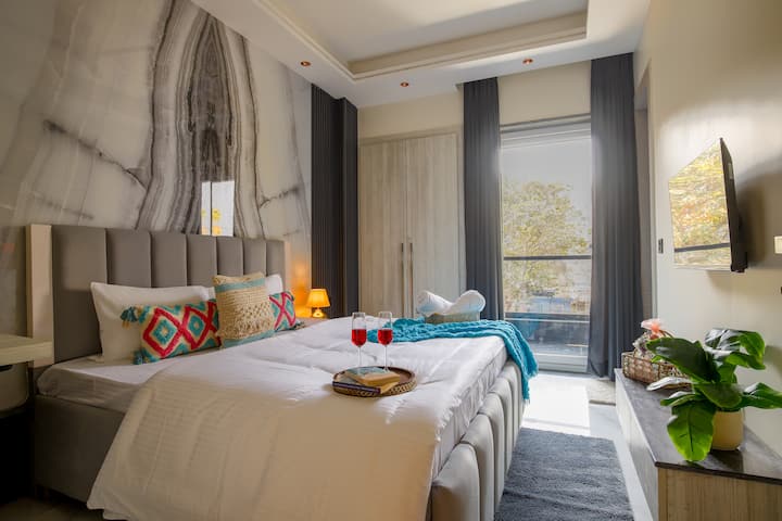 1 Bhk : Workstation,terrace,parking | Near Medanta - India