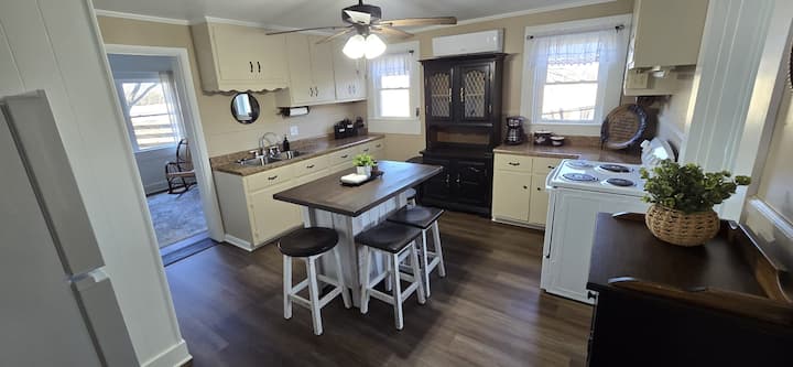 Farmside View - Early Mountain Vineyards, Madison