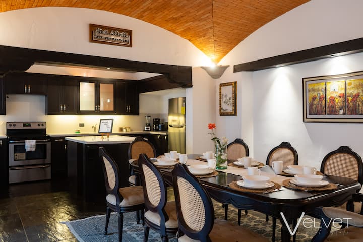 Antigua – Luxury Villa- Jacuzzi & Volcano Views - Antigua Guatemala