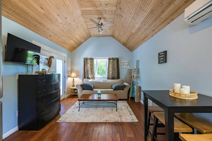 New! Lake Cottage Getaway | Beach Access + Pets Ok - North East, PA