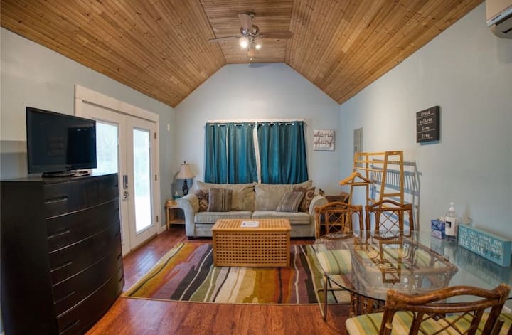 Beach Cottage N -Ski, Golf, Fish, Hunt & Wine - North East, PA