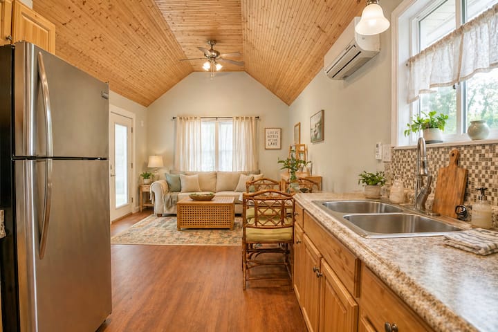 New! Lake Cottage Getaway | Beach Access + Pets Ok - North East, PA