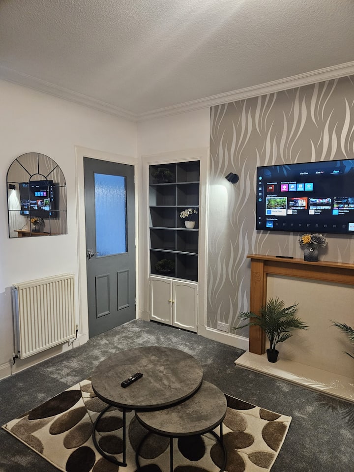 Addex 2 Bed Apartment | Walk To Train | Parking - Dunfermline