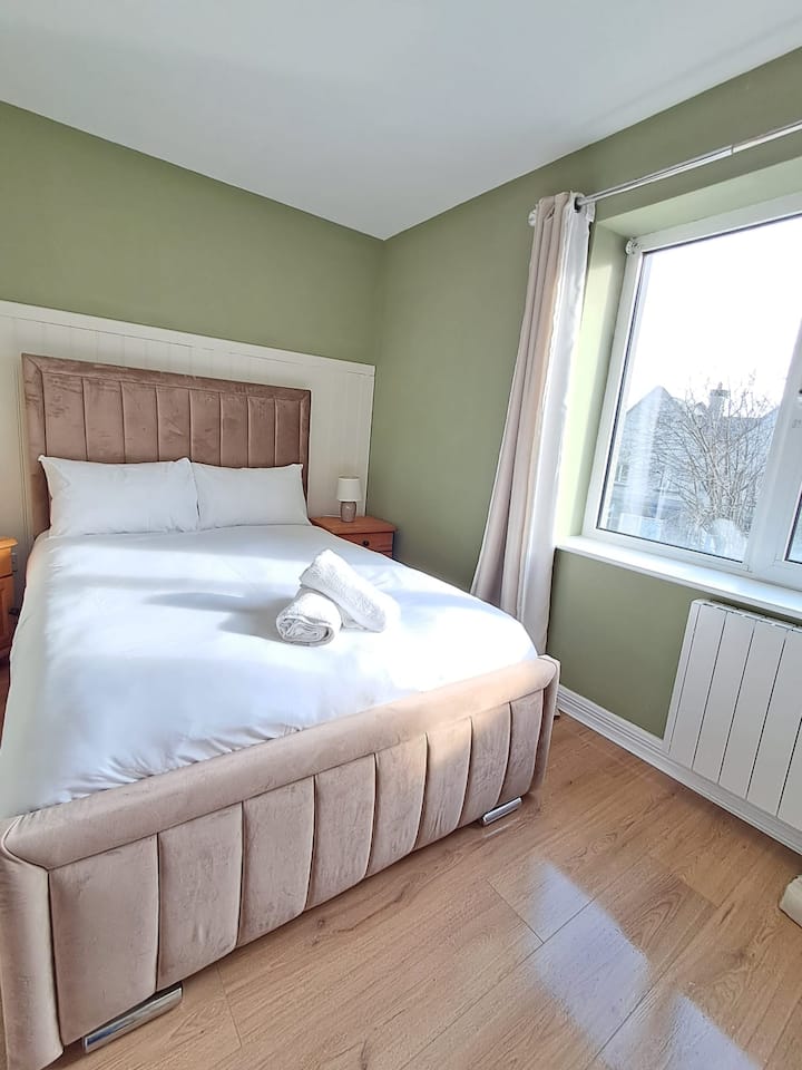 Spacious 3-bedroom Riverside Retreat - 高威