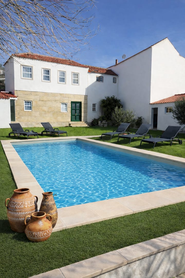 Valadouro : Maison De Maître Et Ses Dépendances - Penedono