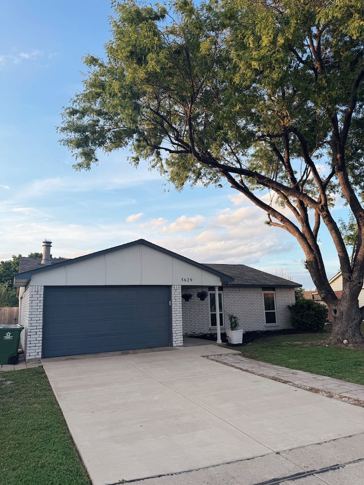 *New* 3br Cozy Home | Large Backyard W/firepit - Lewisville, TX