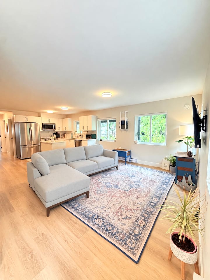 The Lake Suite : 2 Bed 1 Bath Farmhouse Retreat - Lake Cowichan