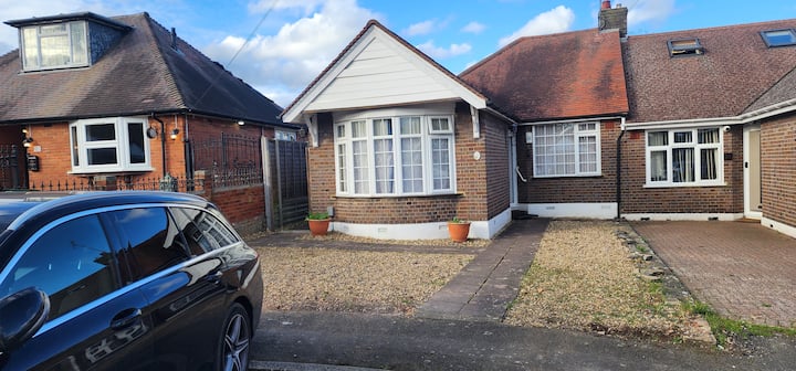 3 Bed Home~sleeps 7 Parking~garden~wifi~netflix - Luton