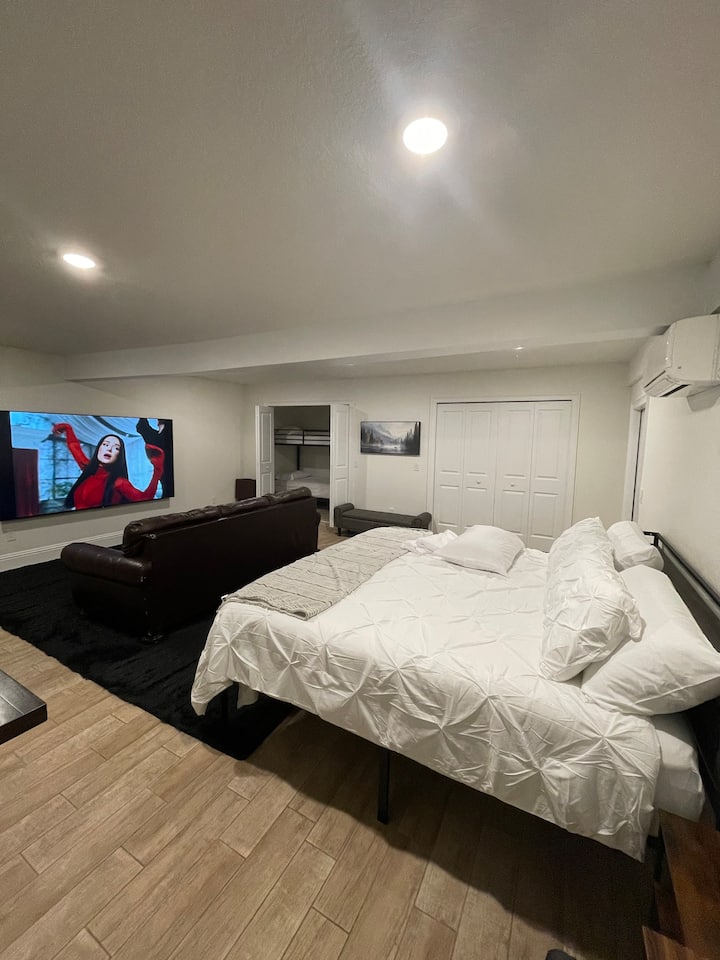 Poolside Suite | 98” Tv | Sleeps 7 | 3 Rooms - Lake Wales, FL