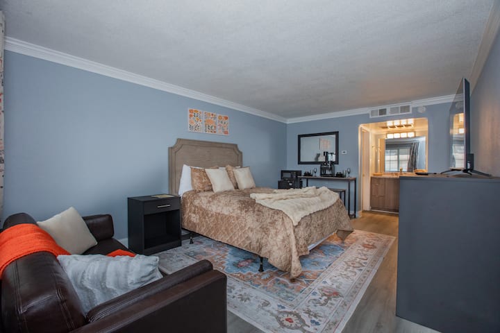 *New* 5 Star Apt | Mins To Hospitals & Downtown - Charlotte, NC