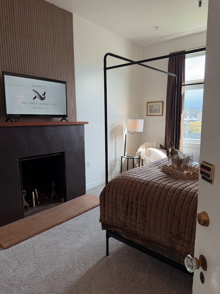 The Longshoreman's Escape At The Grey Whale Inn - Fort Bragg, CA