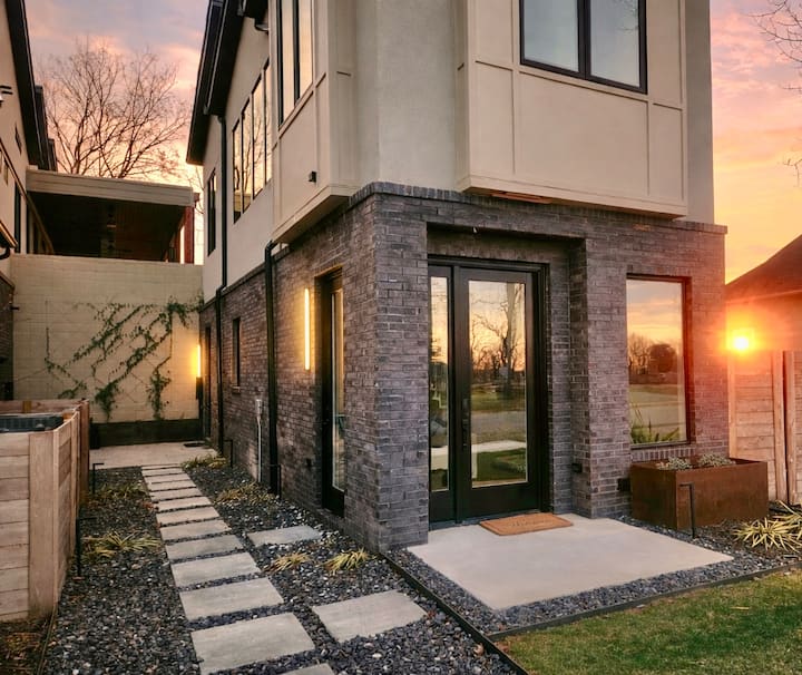 Downtown Treehouse King Beds Work Hub, Trails - United States