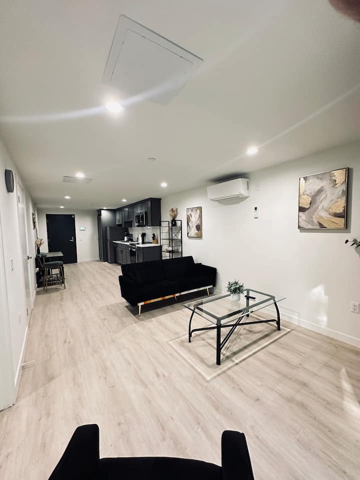 Modern Hollywood Retreat + Free Parking Included - University Park - Los Angeles