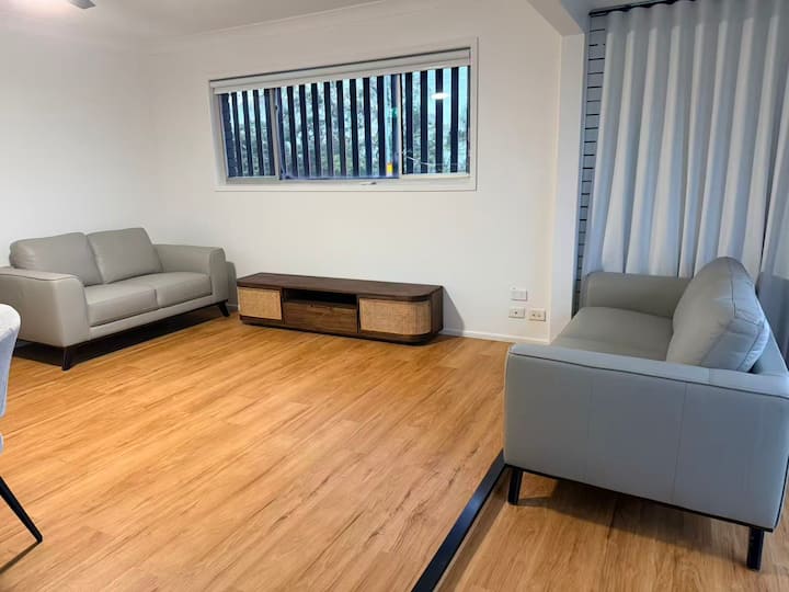 Lovely Home, Welcome Big Family, - Springwood