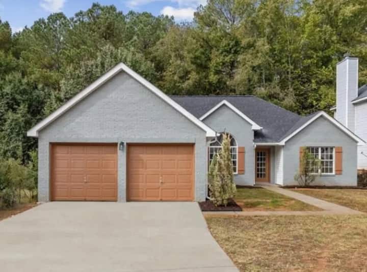 Cozy Family Home W/outdoor Theater And Fire Pit - Riverdale, GA