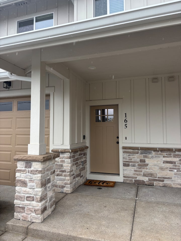 Beautiful New Home, Minutes To Downtown Salem! - Salem, OR