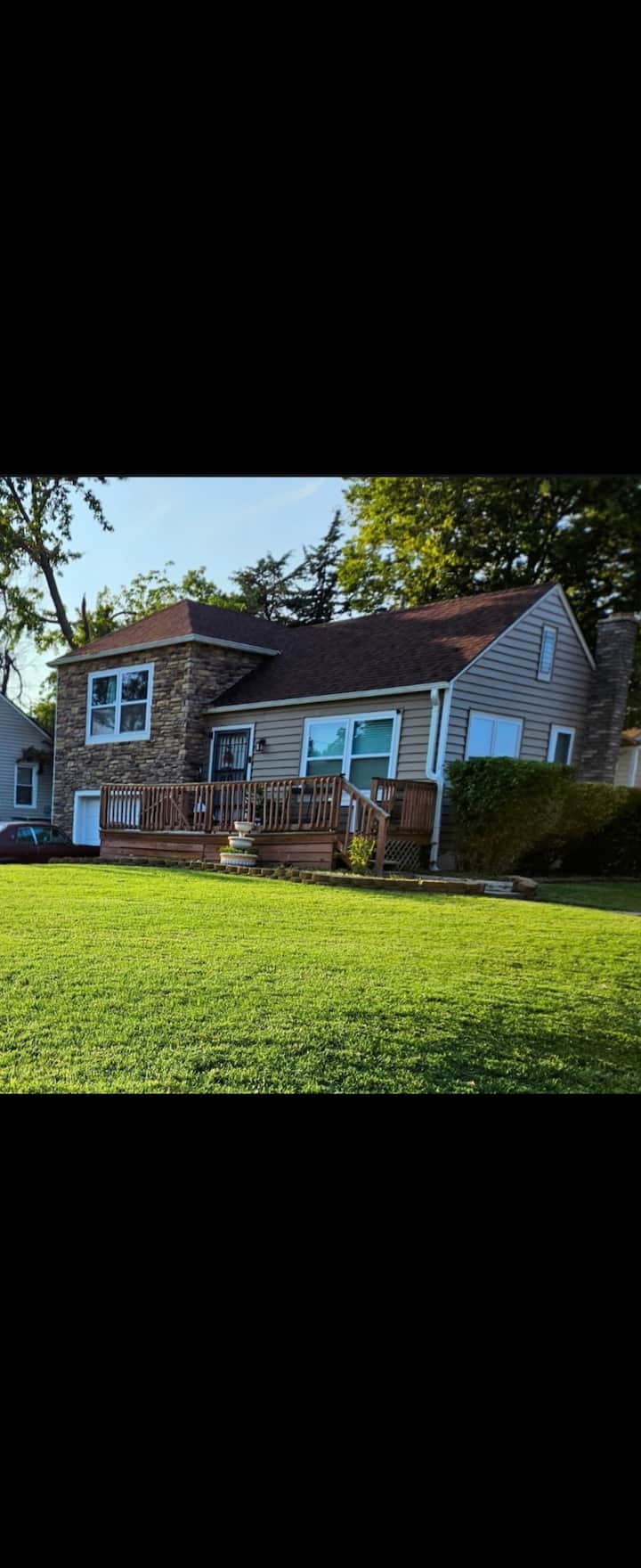 Charming 2 Bedroom Home Across From The Park - Bavaria, KS