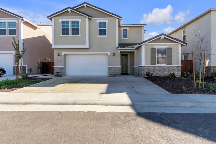 Modern 4bed/3bath In West Roseville W/fenced Patio - Mallard Creek, Roseville
