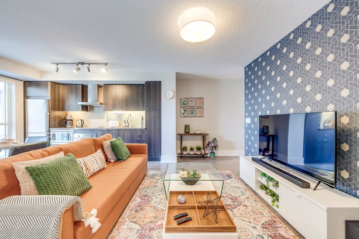 Designer 2br Corner Suite • Balcony • Sleeps 5! - Toronto, ON