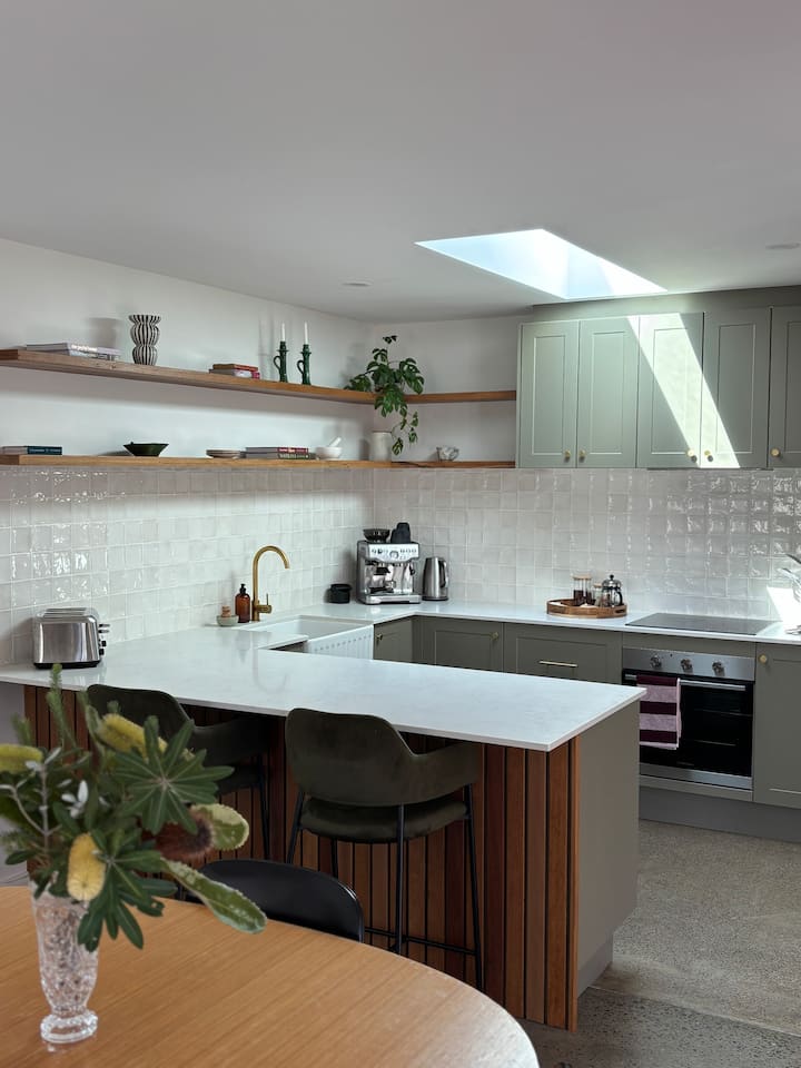 Charming Cottage & Garden - Banksia Guesthouse - Mount Hutton