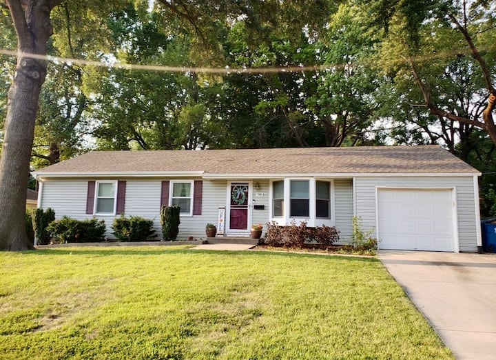 Overland Park House, Yard, Garage! - Overland Park, KS