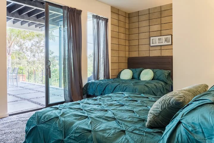 Private-entry Bedroom W Half-bath + Outdoor Shower - San Diego