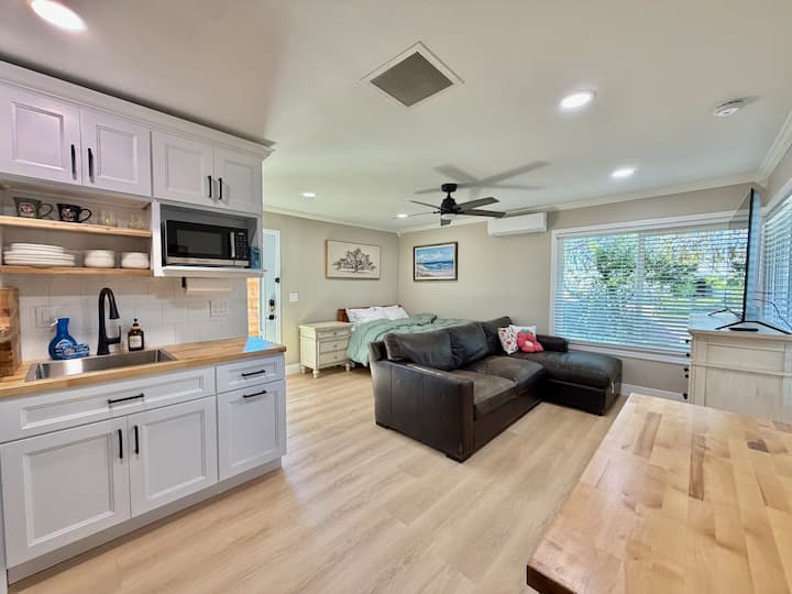 Spacious Private Suite • 10 Mins From Disneyland! - Santa Ana, CA