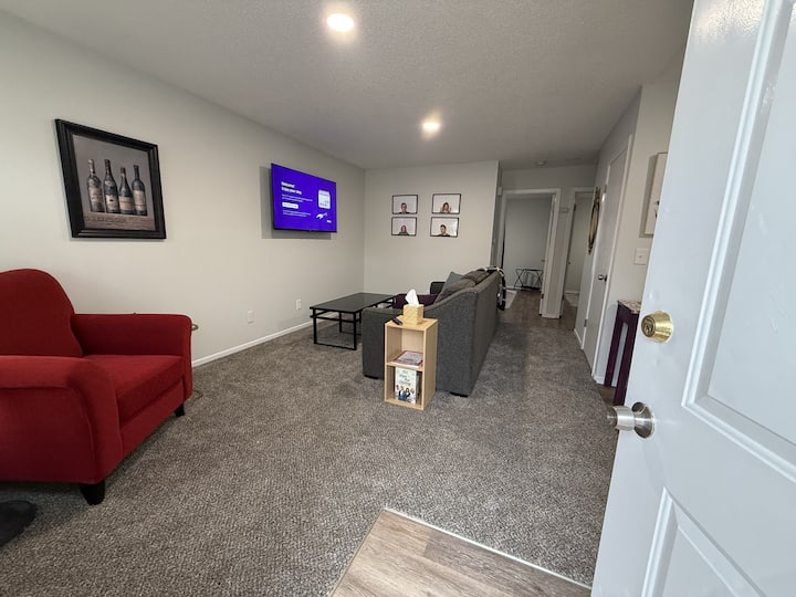 The Rosebud - Pet Friendly Duplex Near Downtown - Des Moines, IA