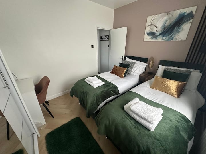 Cosy 2br With Free Parking, Sleep 5, 5 Single Beds - Londres