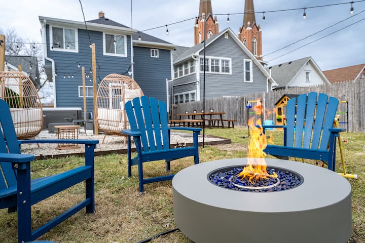 Spacious Indy Stay-groups-hot Tub-fire Pit - Indianapolis, IN