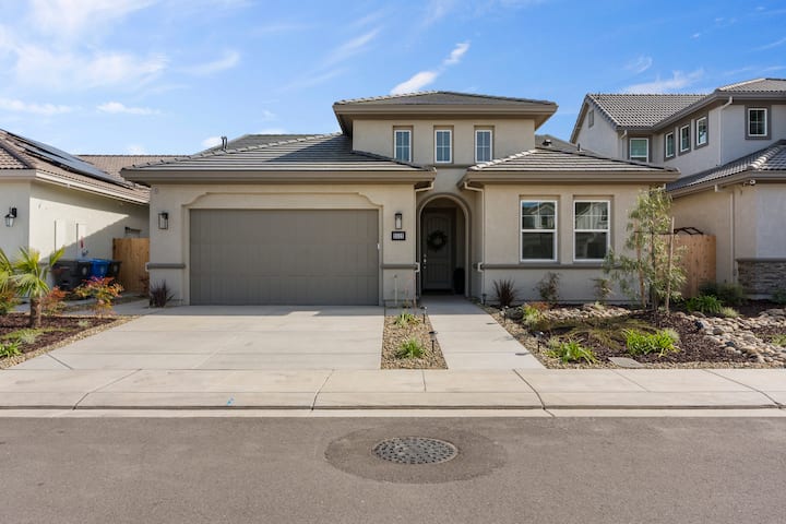 Luxury Manteca Executive Retreat - Manteca, CA