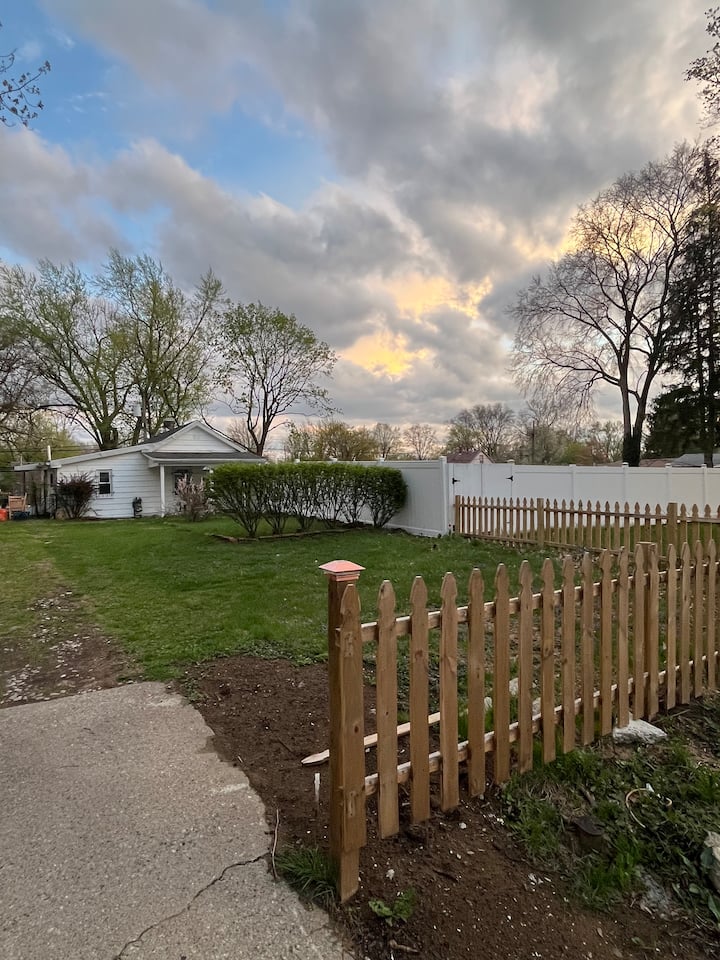 Inkster Cottage - Westland, MI