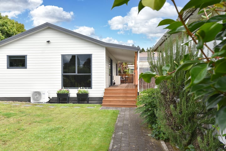 Dulcie's Redwood Cottage - New 2bdrm Near Redwoods - Rotorua