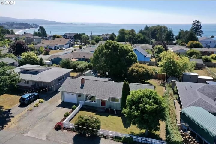 Cozy Cottage By The Sea - Brookings, OR