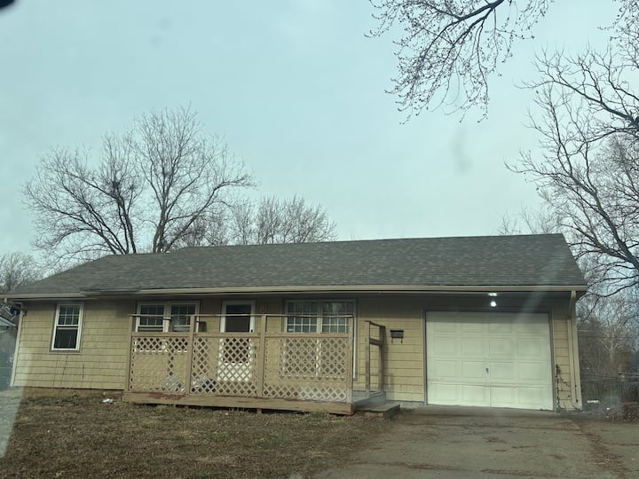 Adding Finishing Touches. Cozy 3 Bedroom 1 Bath. - Topeka, KS