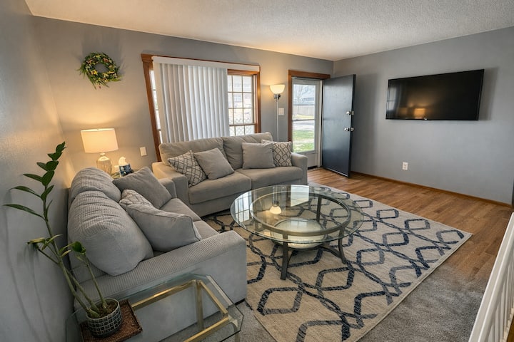 3br Family/pet Friendly • Pool Table• Fenced Yard - Topeka, KS