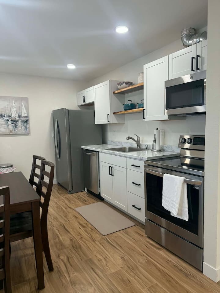 Near Downtown Heaven Suite - Anchorage, AK