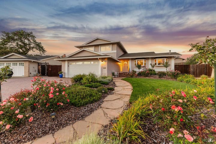 Spacious Family Retreat With Mountain View - Novato, CA