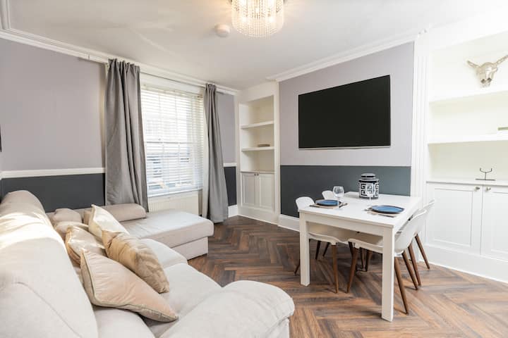 Spacious Central Cheltenham House Sleeps 8 - Cheltenham